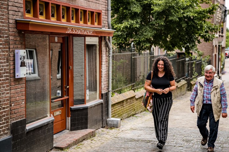 Ton en Andrea wandelen door sfeervolle straatjes - De Friesland ...