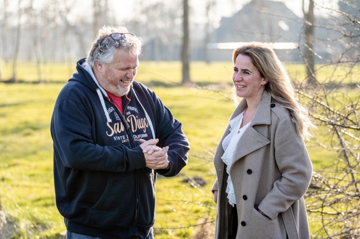 Kathinka en Appie delen verhalen tijdens het wandelen - De Friesland ...