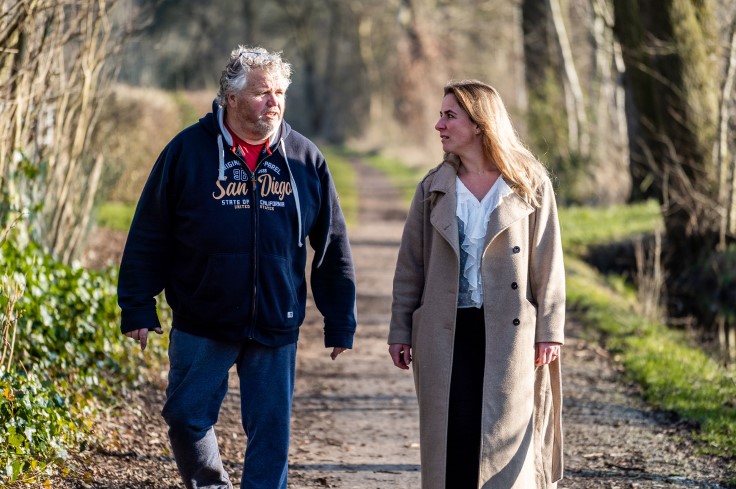 Kathinka en Appie delen verhalen tijdens het wandelen - De Friesland ...